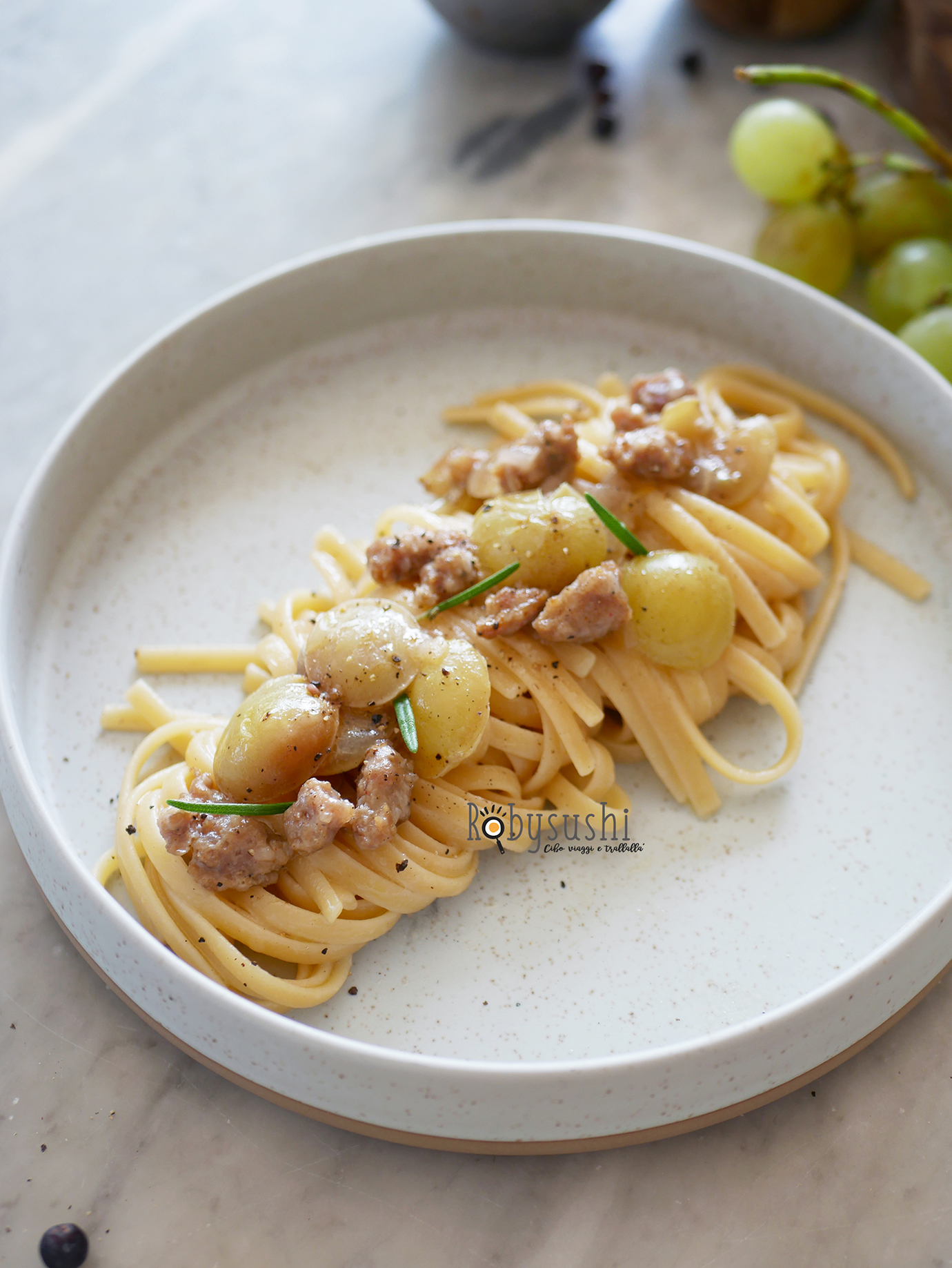 Pasta con uva e ragù di salsiccia: un perfetto primo autunnale